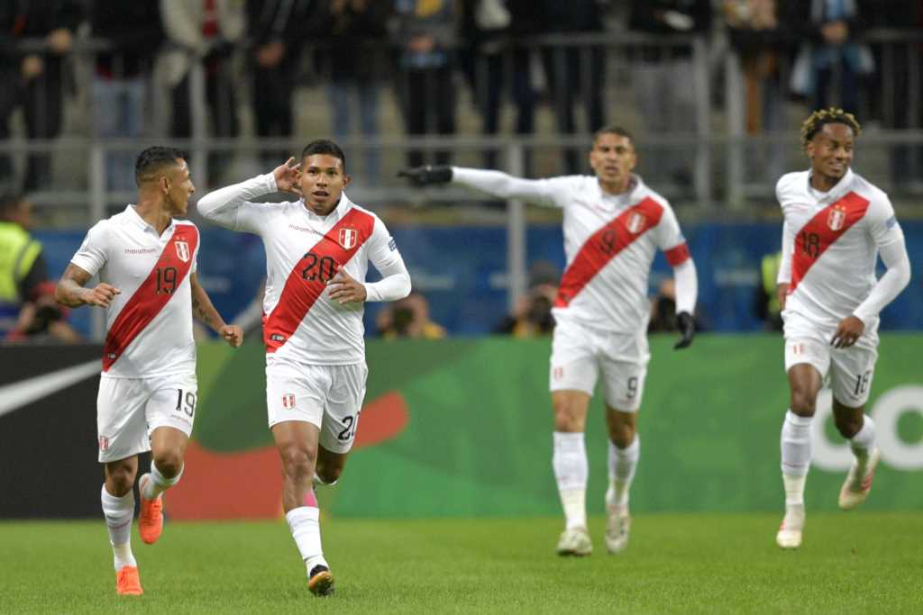 Perú golea 3-0 a Chile y jugará la final con Brasil – Enfoques Perú